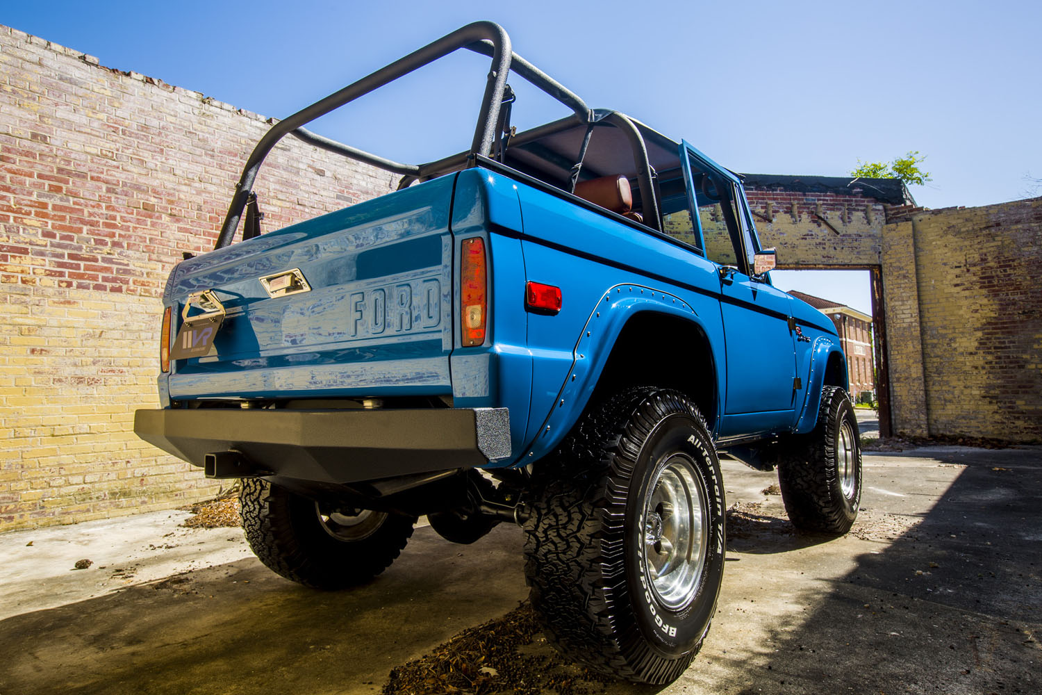 Рестомод 45-летнего Ford Bronco оценен дороже Mercedes-Benz G 63 AMG ...